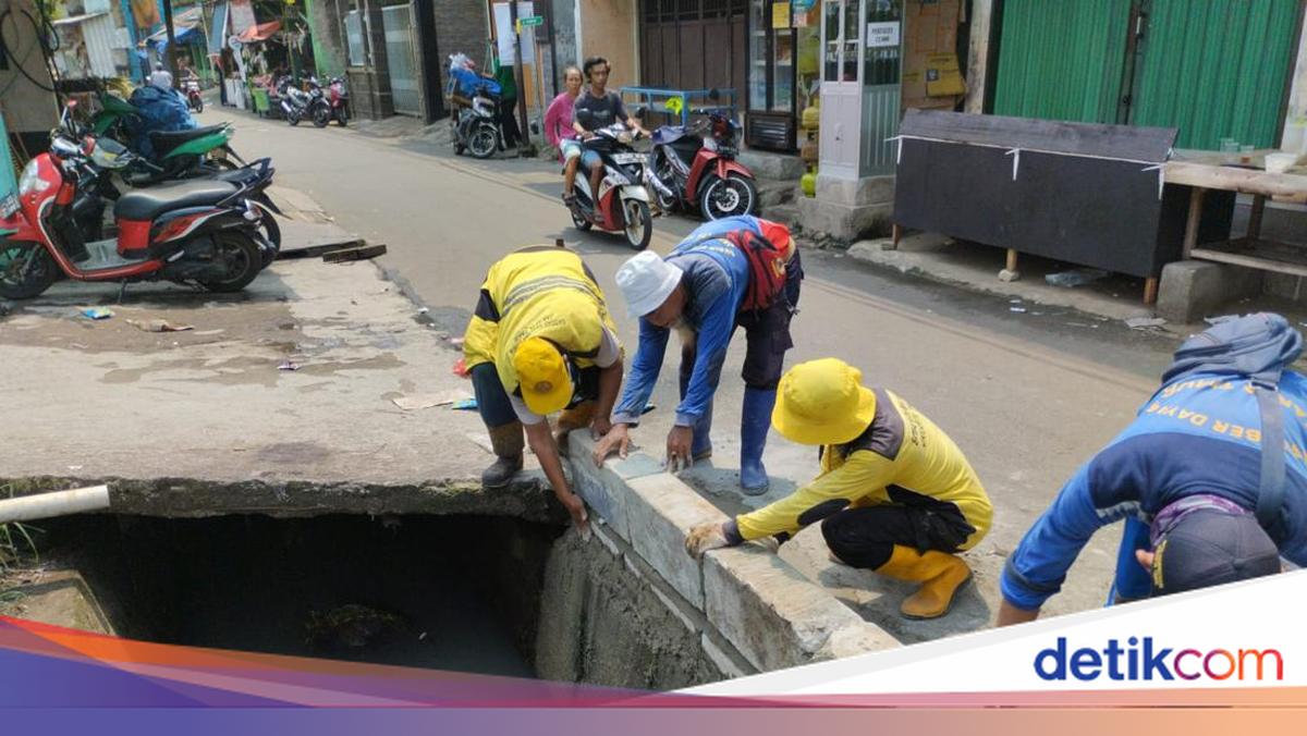 Kerap Bikin Motor Terperosok, Got di Kramat Jati Dipasang Tanggul-Guardrail