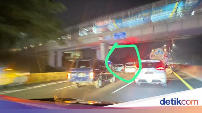 Avanza Kecelakaan Tunggal di Tol Waru, Arus Lalin Tersendat