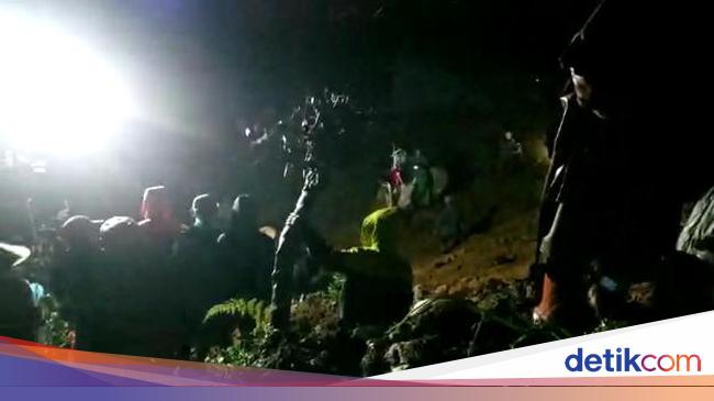 Tebing Longsor Timpa Pemotor di Mojotengah Wonosobo, 1 Orang Tewas