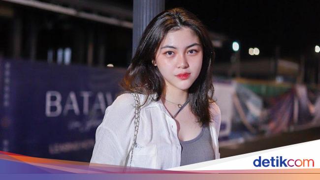 7 Pose Cantik Gabriel Angelina, Cewek yang Renang Bareng Reza Arap