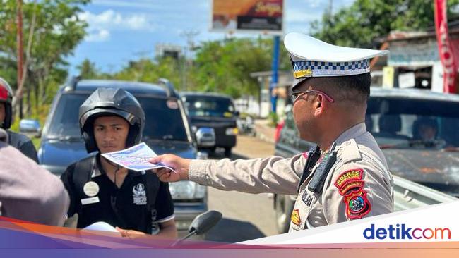 Polisi Bagikan Brosur Rekayasa Lalin ke Pengendara Jelang KTT ASEAN