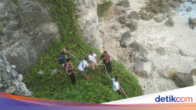 Bule Aussie Dihantam Ombak Saat Asyik Foto di Atas Karang Nusa Penida