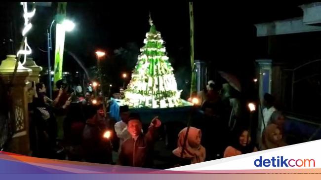 Perayaan Malam Lebaran Ketupat di Trenggalek Berlangsung Meriah Perayaan Malam Lebaran Ketupat di Trenggalek Berlangsung Meriah