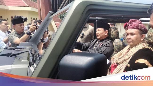Gaya Prabowo Sopiri Wamenaker-Bupati Tanah Datar ke Istano Basa Pagaruyung
