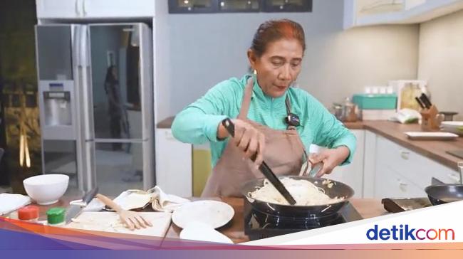 Hobi Buat Vlog Masak, Susi Pudjiastuti Mahir Buat Donat Kentang dan Steak