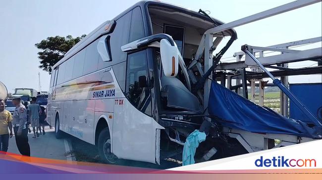 Bus Tabrak Belakang Truk di Pantura Subang, Dua Orang Terluka