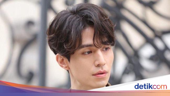 7 Inspirasi Rambut Curtain Haircut buat Pria, Keren dan Berkelas