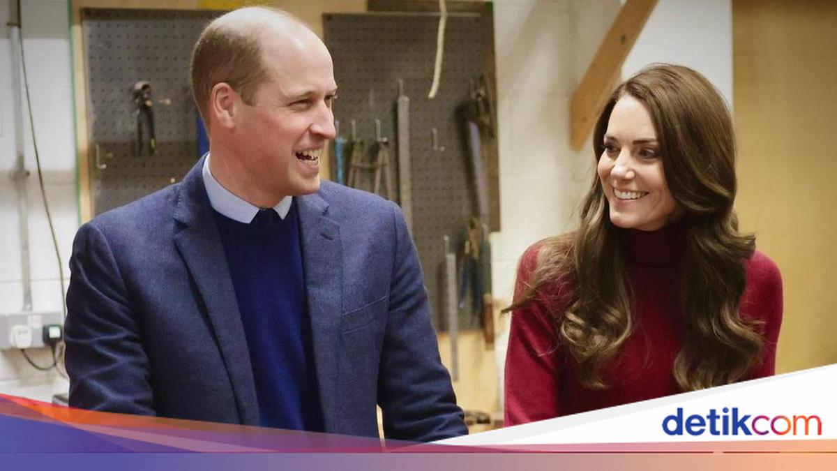 Tunjukkan Rasa Hormat, Kate Middleton Nyeker Saat Masuk Rumah Orang