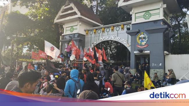 Buruh Demo Kantor Gubernur Sulsel, Lalin Urip Sumoharjo Makassar Macet 2 Km