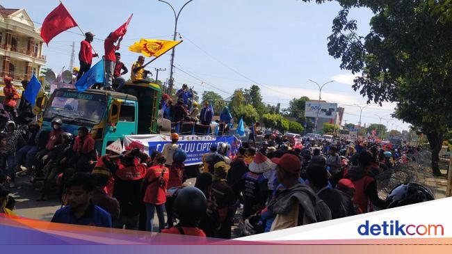 Buruh Demo di Depan DPRD Sulsel, Massa Tutup Jalan-Lalin Macet