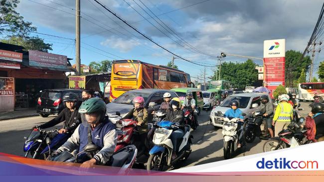 Arus Lalin di Medaeng Sidoarjo Padat saat Gelombang Arus Balik Kedua Arus Lalin di Medaeng Sidoarjo Padat saat Gelombang Arus Balik Kedua