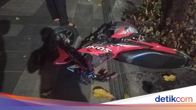 Pemotor Tewas Usai Tabrak hingga Hantam Bola Pedestrian Surabaya