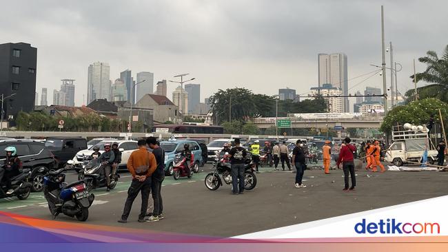 Massa Buruh Di Depan Dpr Bubar Jalan Gatot Subroto Arah Slipi Dibuka Lagi