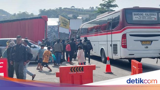 Berebut Bus hingga Dihibur Band di Akhir Libur Panjang