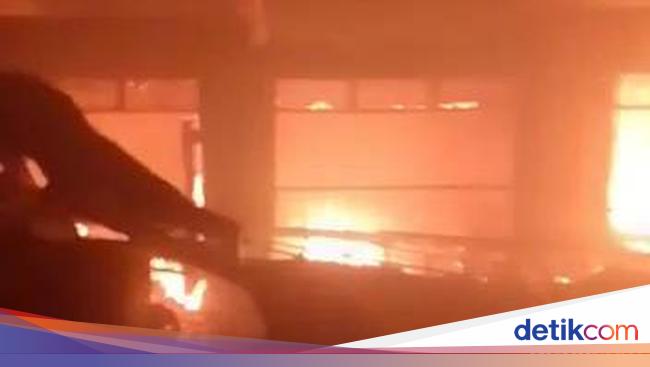 Dugaan Penyebab Kebakaran 22 Kios di Pasar Cineam Tasik Dugaan Penyebab Kebakaran 22 Kios di Pasar Cineam Tasik
