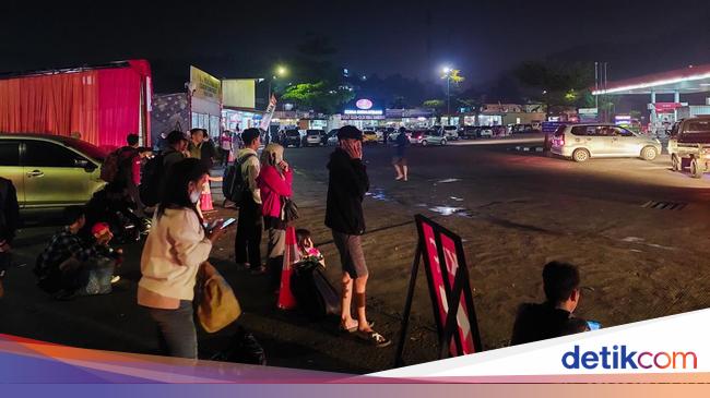 Besok Masuk Kerja, Dini Harus Rela Rebutan Bus ke Jakarta