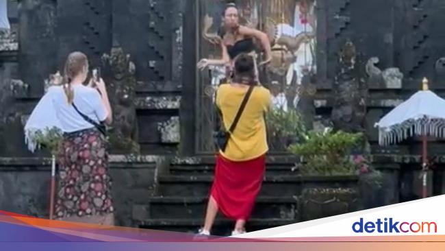 Bule Rusia Tak Sopan di Pura Berujung Ditangkap Petugas Imigrasi
