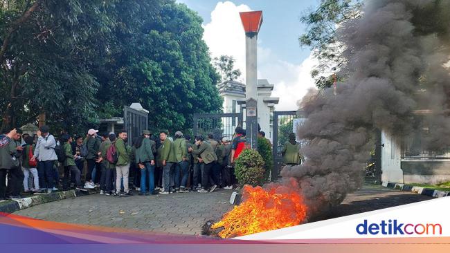 Aksi Mahasiswa Bakar Ban Tuntut Perbaikan Pendidikan di Cimahi Aksi Mahasiswa Bakar Ban Tuntut Perbaikan Pendidikan di Cimahi