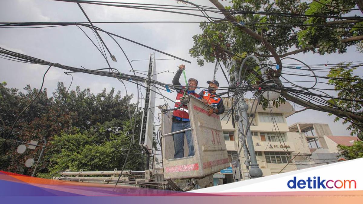 Penertiban Kabel Fiber Optik Semrawut di Udara Sebuah Keniscayaan
