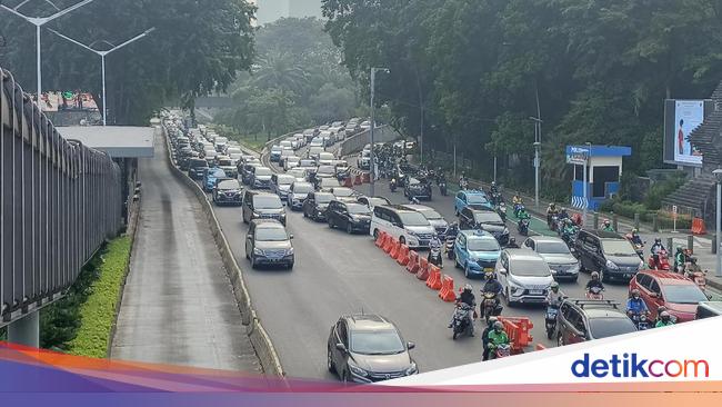 Antrean Kendaraan Mengular di Simpang Susun Semanggi Arah Sudirman Pagi Ini