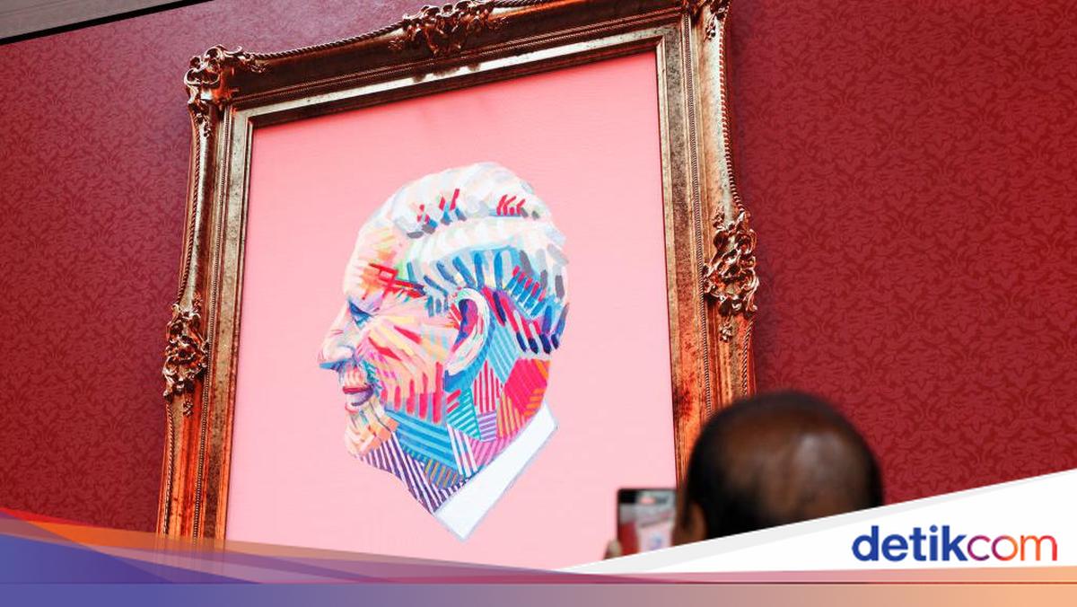 Potret Lukisan Raksasa Raja Charles III