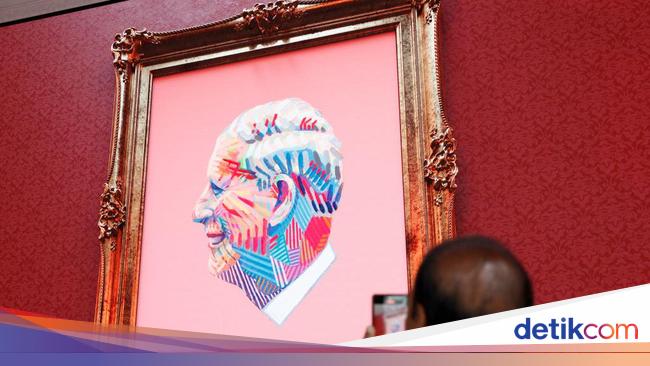 Potret Lukisan Raksasa Raja Charles III