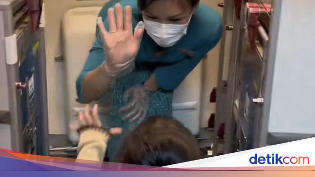 Viral Ekspresi Bingung Anak Kecil Naik Pesawat Disambut Ibunya yang Pramugari
