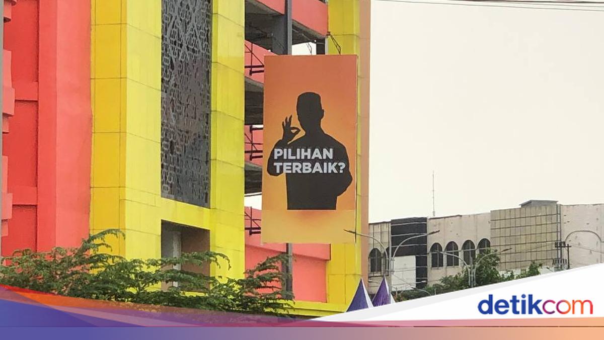 Baliho Ini Bikin Heboh Warga Surabaya, Ada Sosok Celeb Chef di Baliknya!