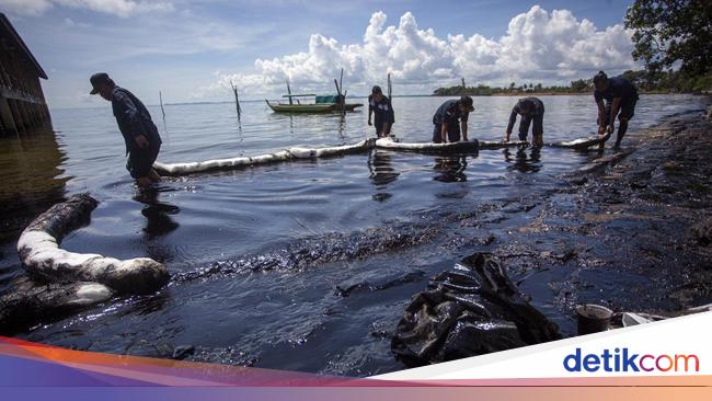Limbah Minyak Hitam Cemari Pantai di Batam
