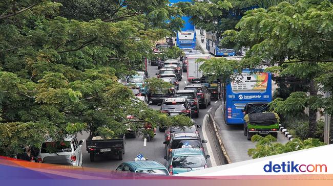 Ada Bus Mogok di Flyover Pesing Jakbar, Lalin Macet