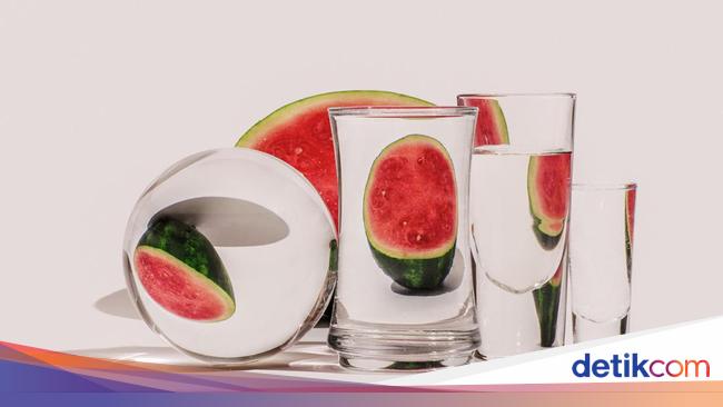 Distorsi Gelas Berisi Air Putih Ini Membuat Foto Buah dan Ikan Jadi Keren