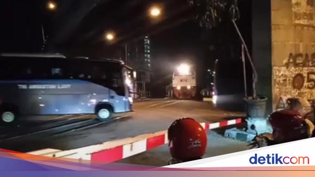 Kronologi Lengkap Bus TNI AL Terobos Pelintasan KA di Kota Malang