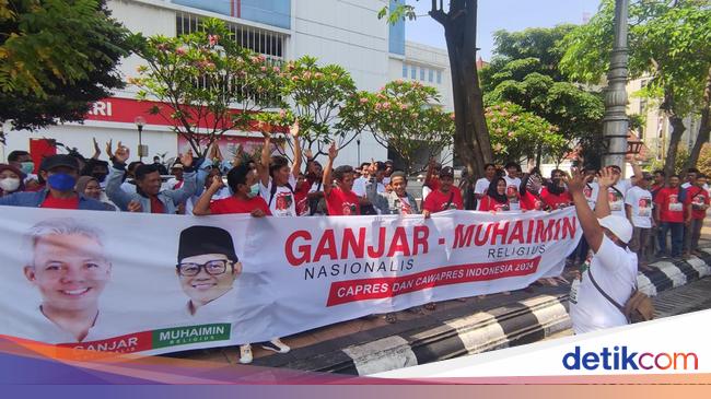 Sekelompok Orang Aksi Dukung Ganjar-Cak Imin di Depan Kantor Gubernur Jateng