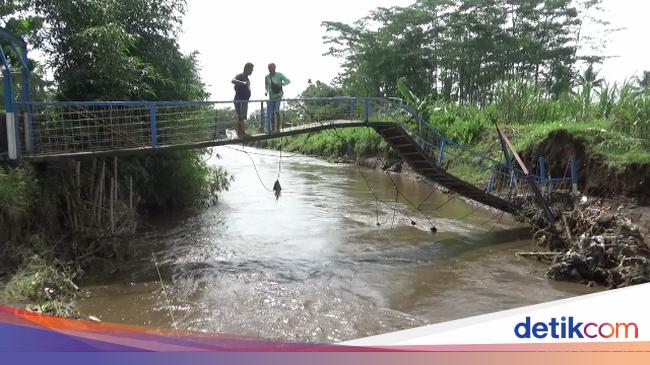 Jembatan di Lumajang Ambruk Diterjang Banjir, Warga Harus Putar Jalan 2 Km