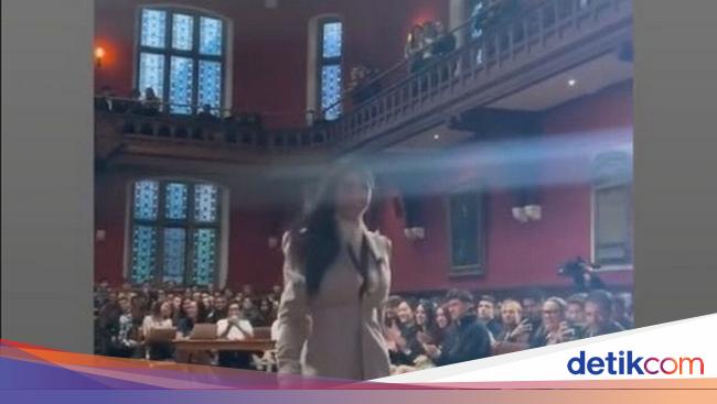 Kala Mantan Bintang Porno Mia Khalifa Pidato di Universitas Oxford