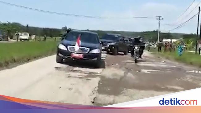 Saat Mobil 'Indonesia 1' Jokowi Zig-zag Lewati Jalan Rusak di Lampung