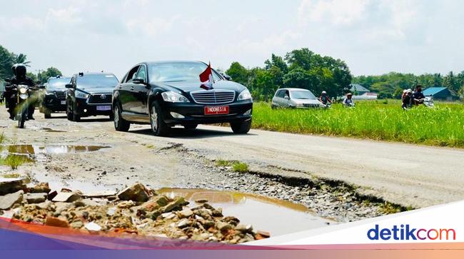 Potret Jokowi Naik Mobil 'Indonesia 1' Lintasi Jalan Rusak di Lampung