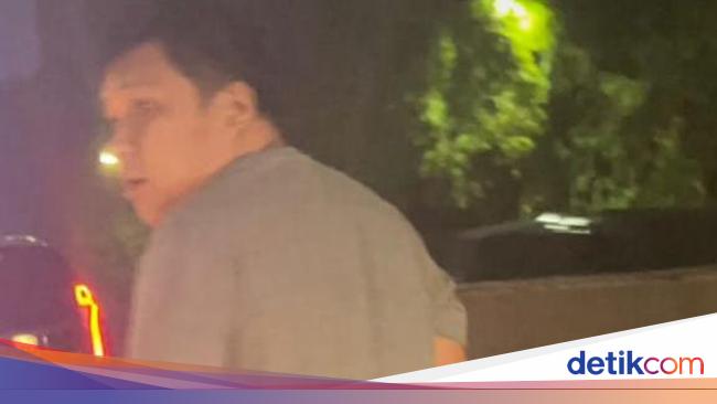 Viral Aksi 'Koboi' Pengendara Mobil Pelat Dinas Polisi Tenteng Pistol ... Viral Aksi 'Koboi' Pengendara Mobil Pelat Dinas Polisi Tenteng Pistol ...