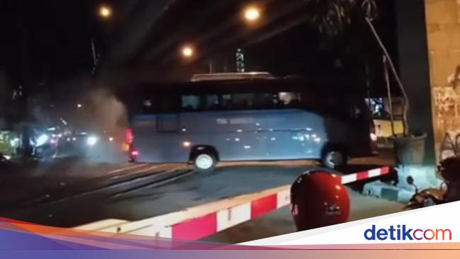 TNI AL Bebastugaskan 2 Sopir Bus Penerobos Perlintasan KA di Malang