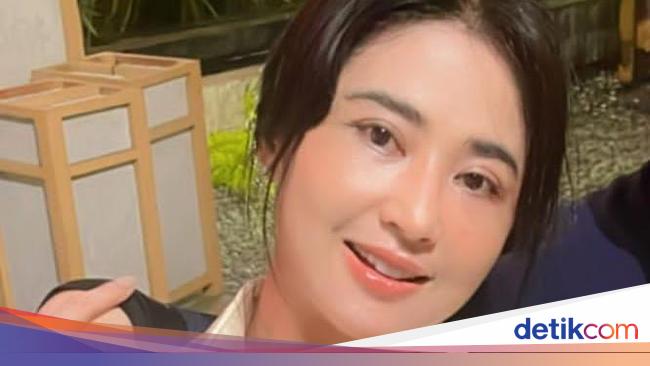 5 Potret Wajah Baru Dewi Perssik Disorot Netizen usai Operasi Kelopak Mata 5 Potret Wajah Baru Dewi Perssik Disorot Netizen usai Operasi Kelopak Mata