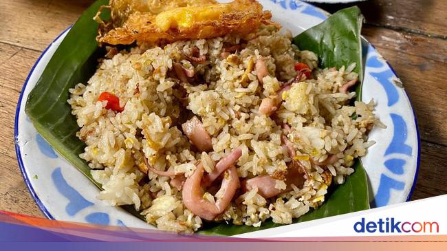 Di 'Imah Babaturan' Bandung Ada Nasgor Cumi Cabe Ijo Sedap!