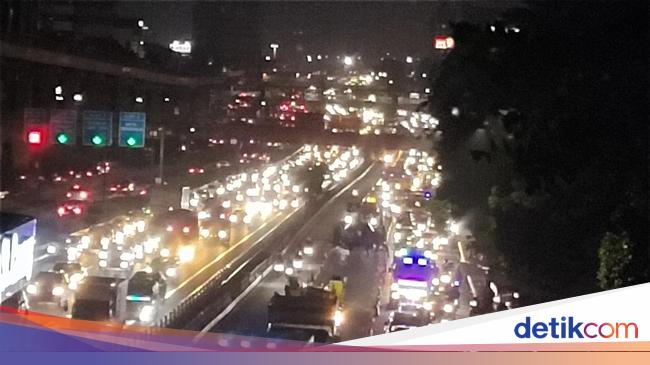 Ada 2 Titik Perbaikan Jalan, Lalin Pancoran Arah Cawang Macet Parah