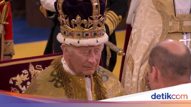 Momen Emosional Raja Charles III Resmi Dinobatkan Sebagai Raja Inggris