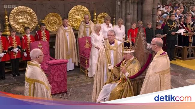 Mengenakan Mahkota St Edward, Raja Charles Dinobatkan Jadi Raja Inggris!