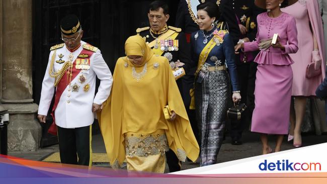 Foto: Raja Thailand Gandeng Istri Resmi di Penobatan Charles, Ukir Sejarah