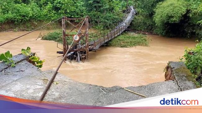Jembatan Gantung Ambruk Diterjang Banjir di Pesisir Selatan Jembatan Gantung Ambruk Diterjang Banjir di Pesisir Selatan