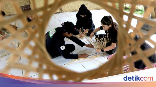Momen Anak-anak Ikuti Pelatihan Kerajinan Berbahan Bambu