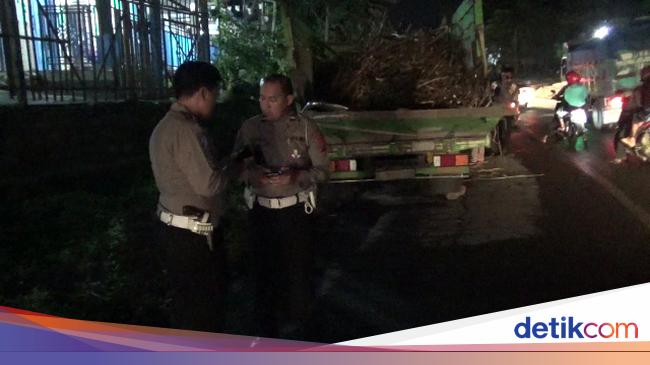 Truk Tebu Terguling Timpa Motor di Lumajang, 2 Orang Tewas dan 5 Luka