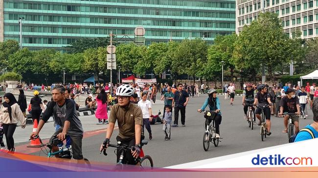 Bahagianya Warga Ramai-ramai Olahraga di Bundaran HI Usai CFD Digelar Lagi
