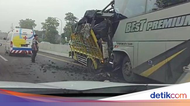 Bus Tabrak Truk di Bahu Jalan Tol Purbaleunyi hingga Ringsek!